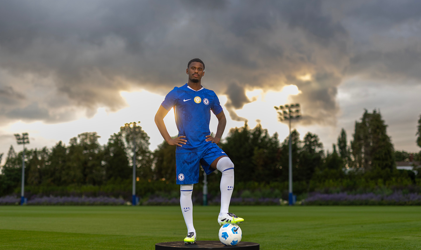 [Photos] First pics of Jorrel Hato posing in Chelsea shirt after completing £34m move